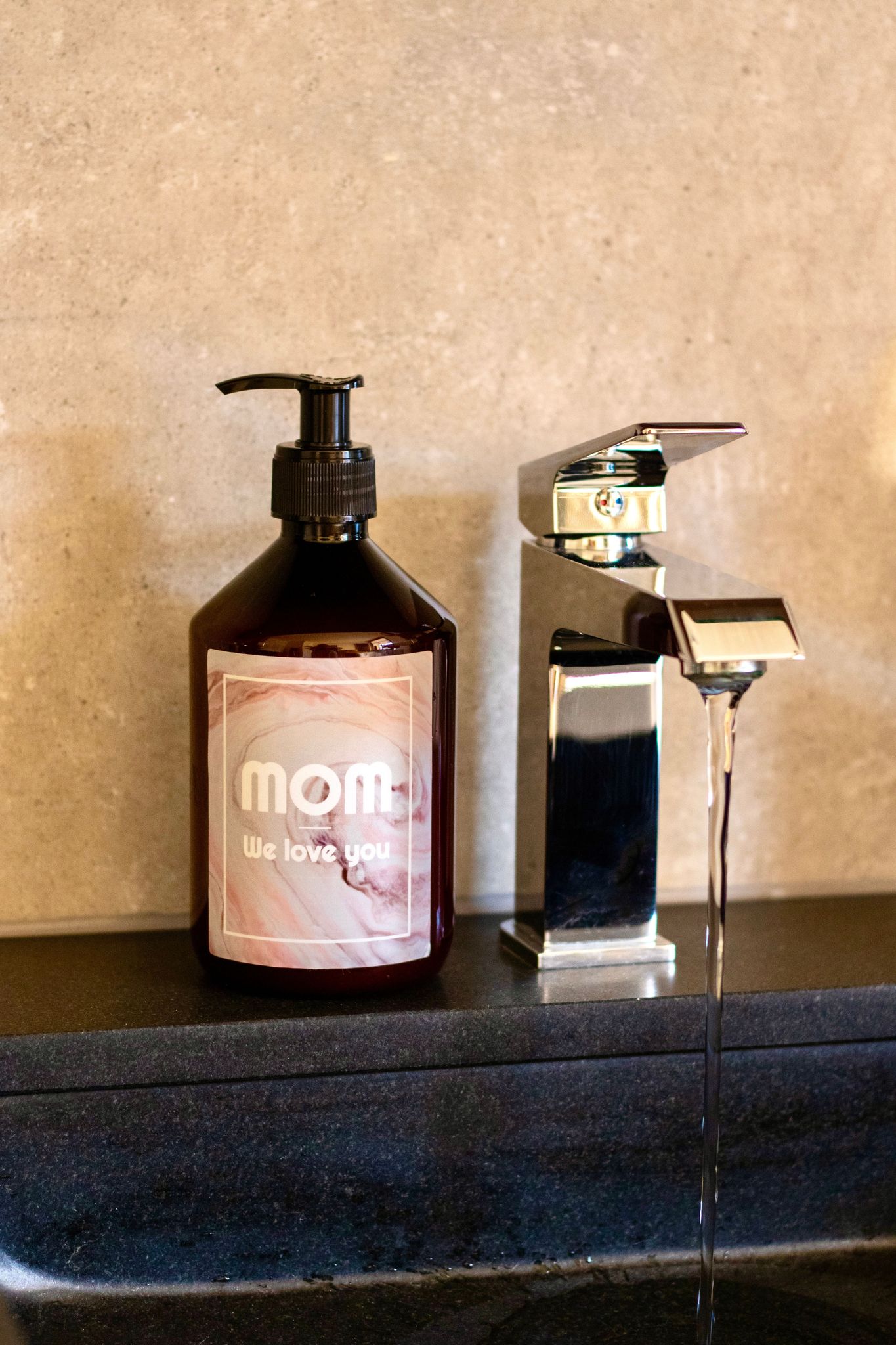 Gepersonaliseerde Handzeep: Uniek & Duurzaam Cadeau | Bestel Nu